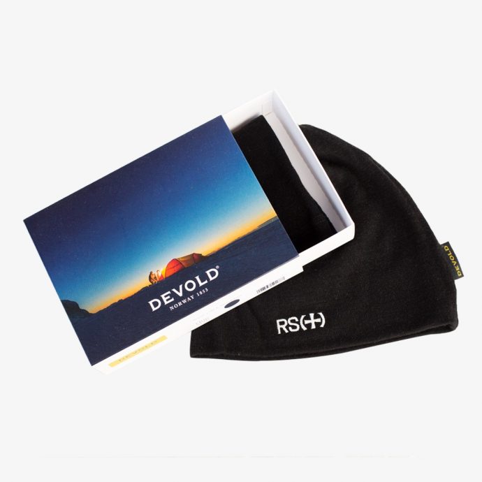 Gaveeske fra Devold - lue og hals, sort - Redningsselskapet nettbutikk